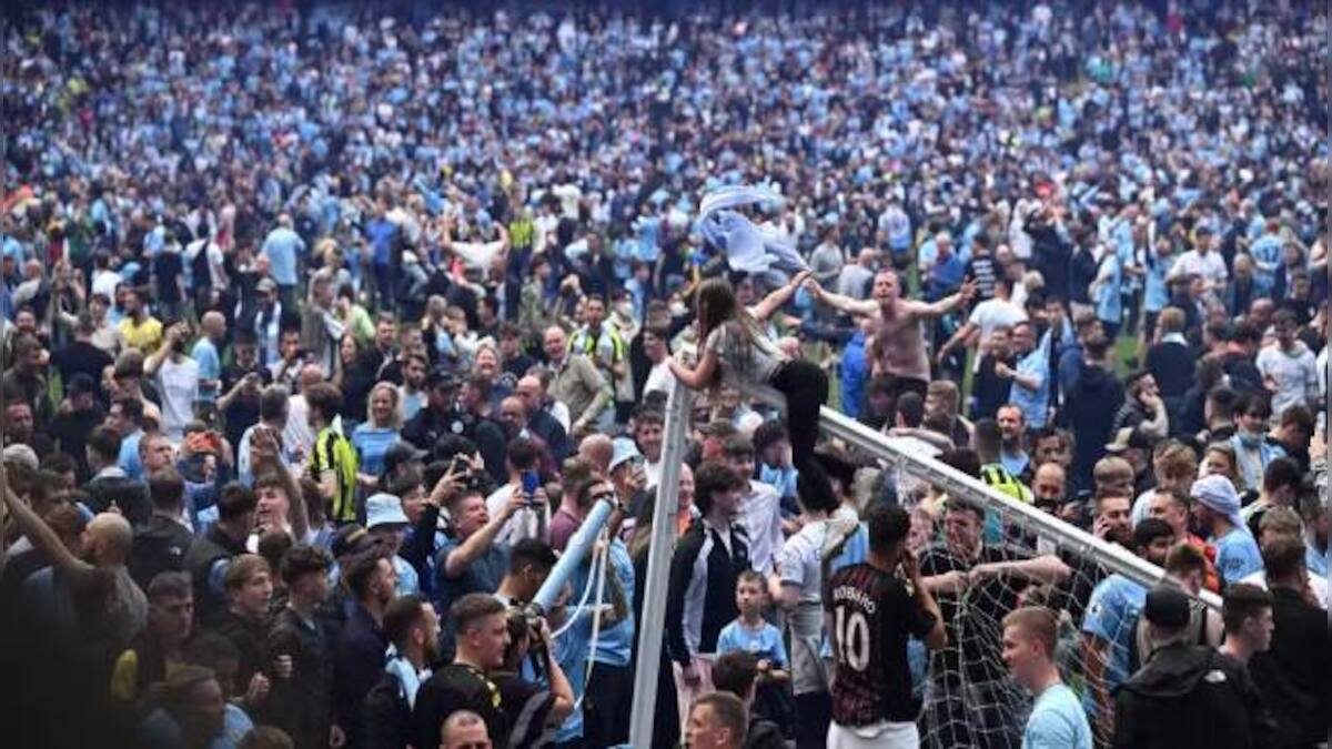 Pitch-invading fans face ban from Premier League games – Firstpost