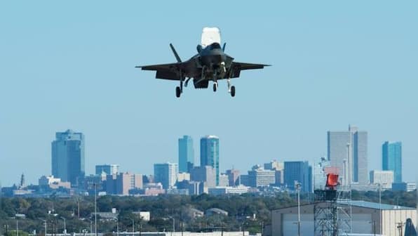 WATCH: F-35B fighter pilot ejects ‘successfully’ as aircraft crashes near Fort Worth in Texas ...