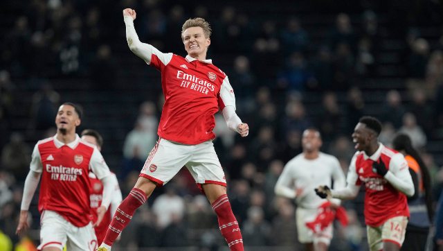 Premier League: Arsenal sink Spurs to move eight clear, Chelsea ease ... Premier League: Arsenal sink Spurs to move eight clear, Chelsea ease ...