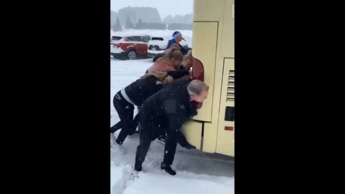 US: Women's basketball team pushes their bus out of heavy snow in viral ...