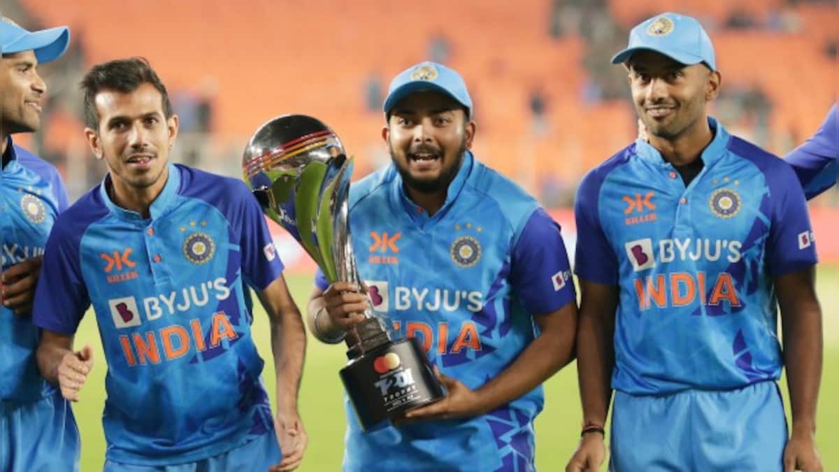 Watch video: Captain Hardik Pandya hands over trophy to Prithvi Shaw ...