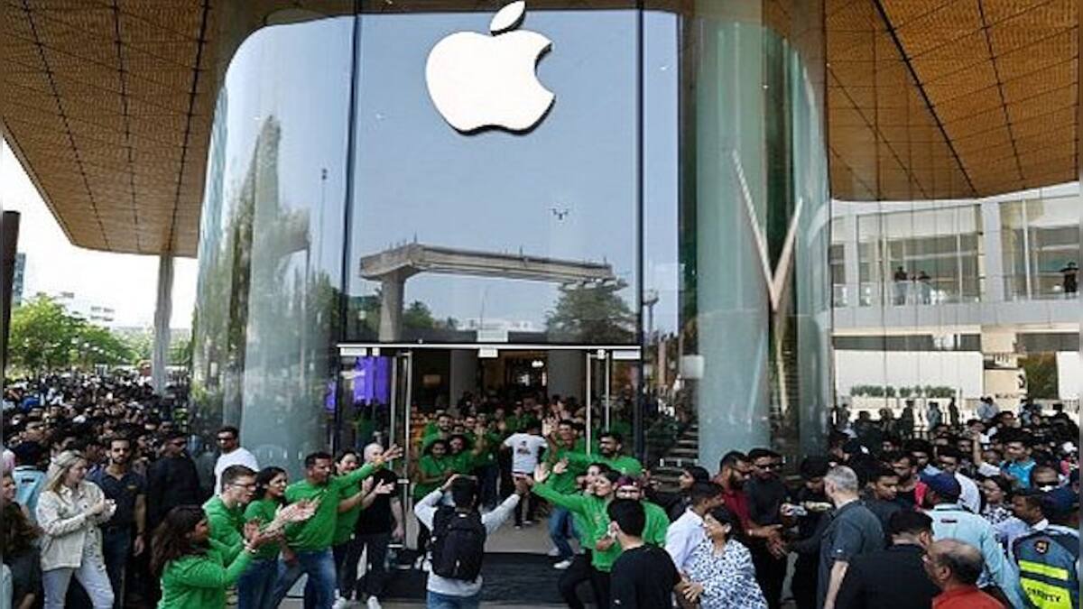 Watch: Tim Cook's epic reaction after man brings 1984 Macintosh Classic ...