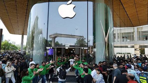 Watch: Tim Cook's epic reaction after man brings 1984 Macintosh Classic ...