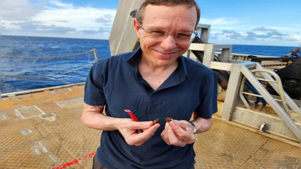 Why scientists have dubbed Harvard astrophysicist's claim on aliens ...