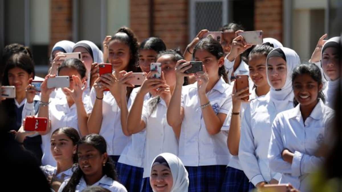 Why does UNESCO want to ban smartphones in schools? Is it effective ...