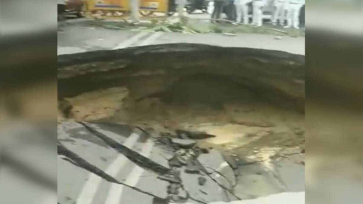 Delhi's Janakpuri witnesses terrifying road cave-in; huge hole sparks ...