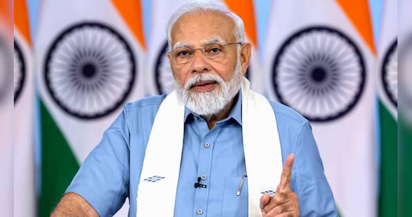 PM Modi pays floral tribute to Sardar Patel at Statue of Unity in ...