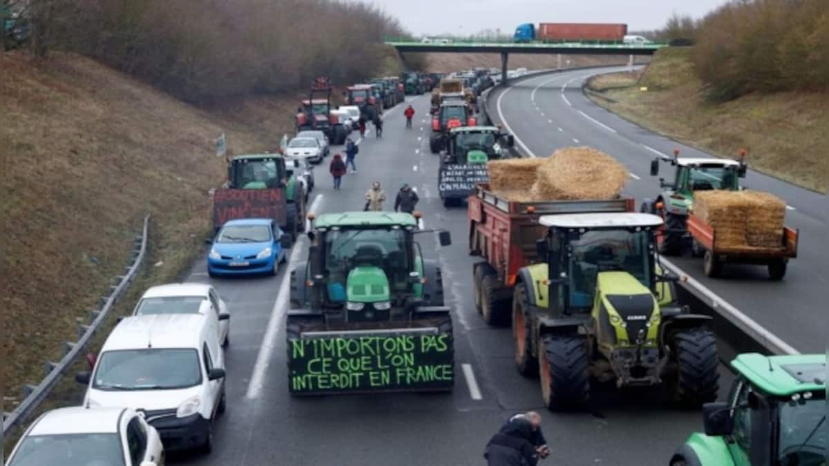 French farmers keep up roadblock protests, pressuring government ...