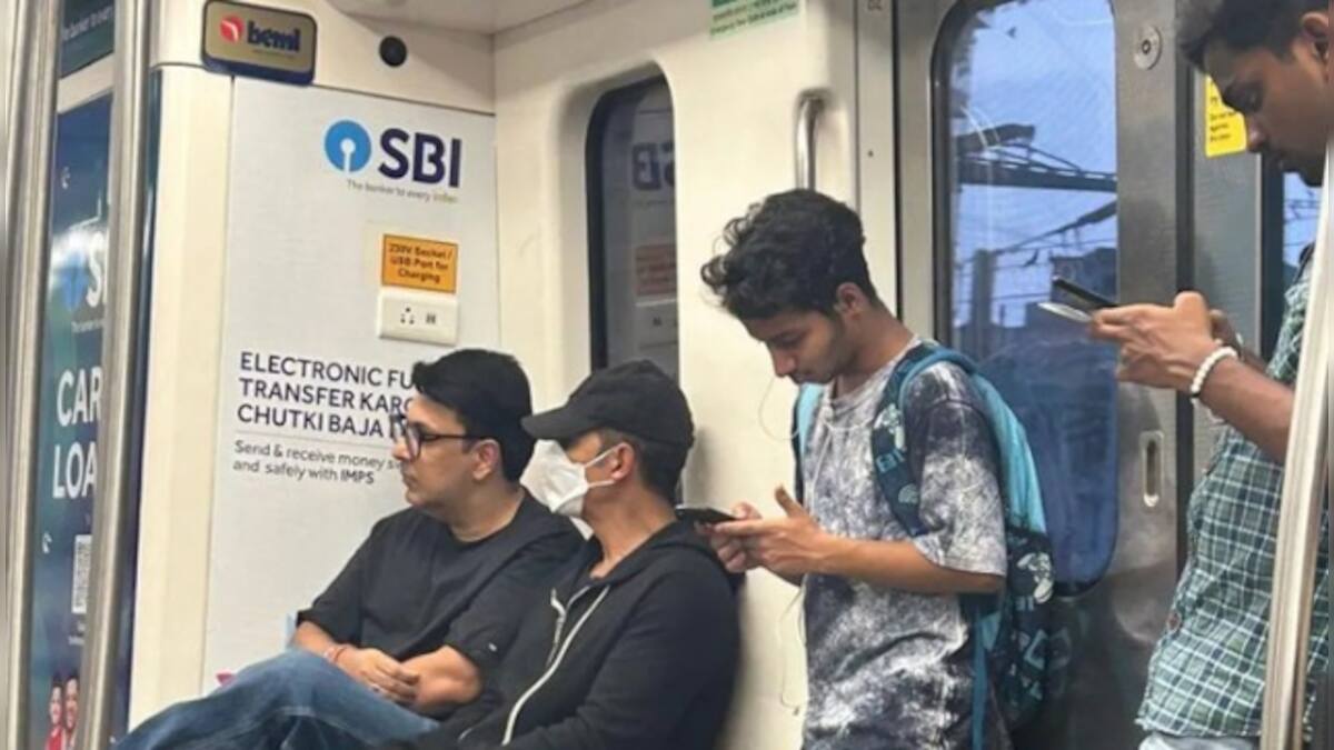 Akshay Kumar takes metro to avoid Mumbai traffic, hides his face with ...