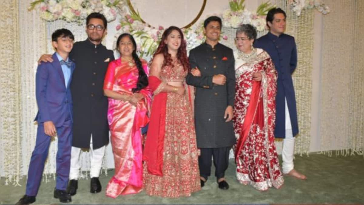 WATCH: Aamir Khan poses with entire family for Ira Khan-Nupur Shikhare ...
