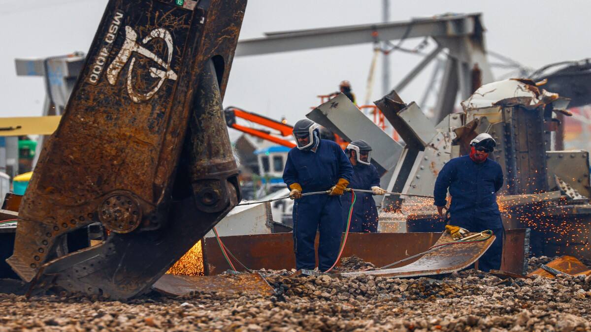 Baltimore bridge collapse: Salvage crews race against time to move ...
