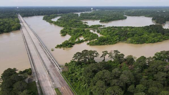 As flood waters continue rising in Houston, hundreds rescued from ...