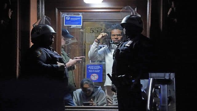 In Photos and Videos: Inside the police raid at Columbia University ...