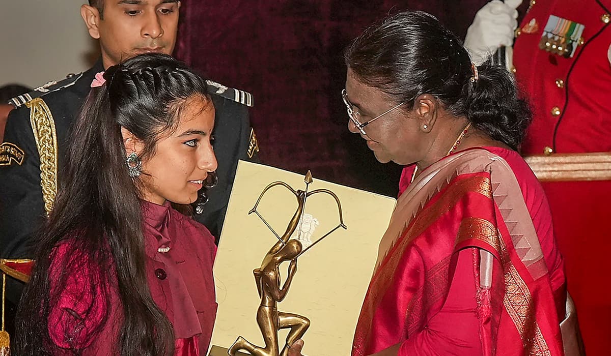 Sheetal Devi: Meet the Indian archer without arms who won mixed team ...