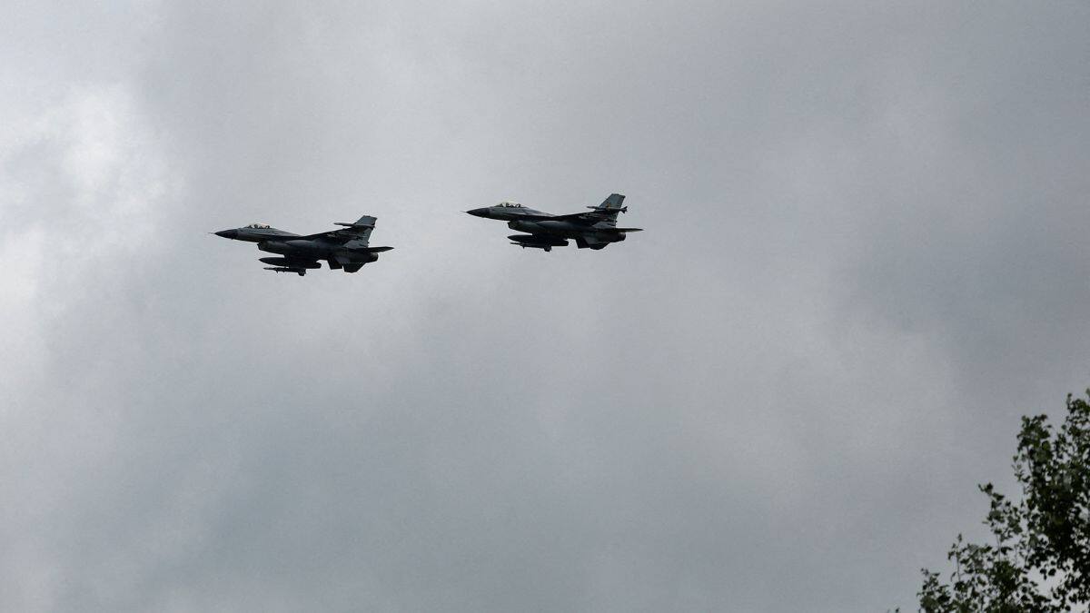 Watch | Ukraine's F-16 Viper shoots down Russian supersonic Su-34 jet ...