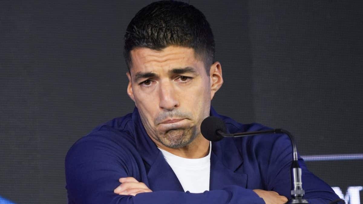 Luis Suarez announces international retirement, breaks down in ...