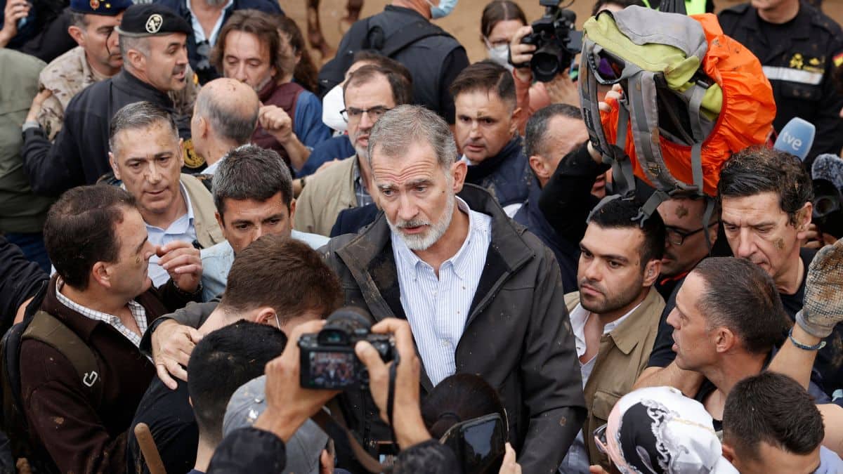 'How many more deaths? Get out!': Spanish PM Sanchez, King Felipe VI ...