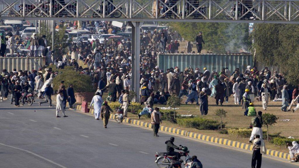 Did Pakistan police use indiscriminate force against PTI protesters ...