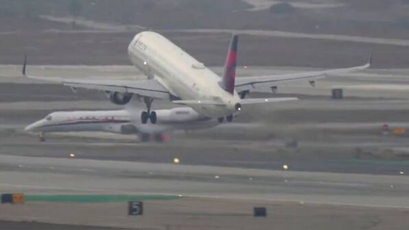 ‘Stop, stop, stop’: Major mishap averted at LA airport as ATC halts jet ...