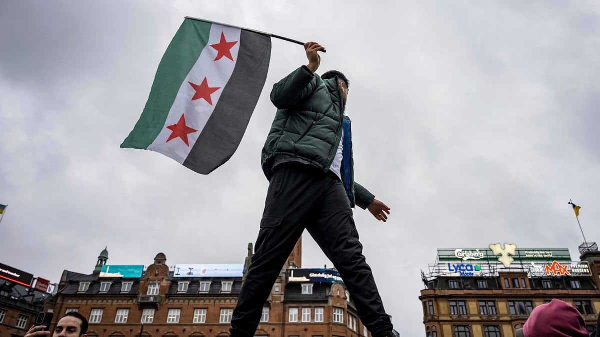 Will Syria’s rebel flag soon replace the country’s official flag ...