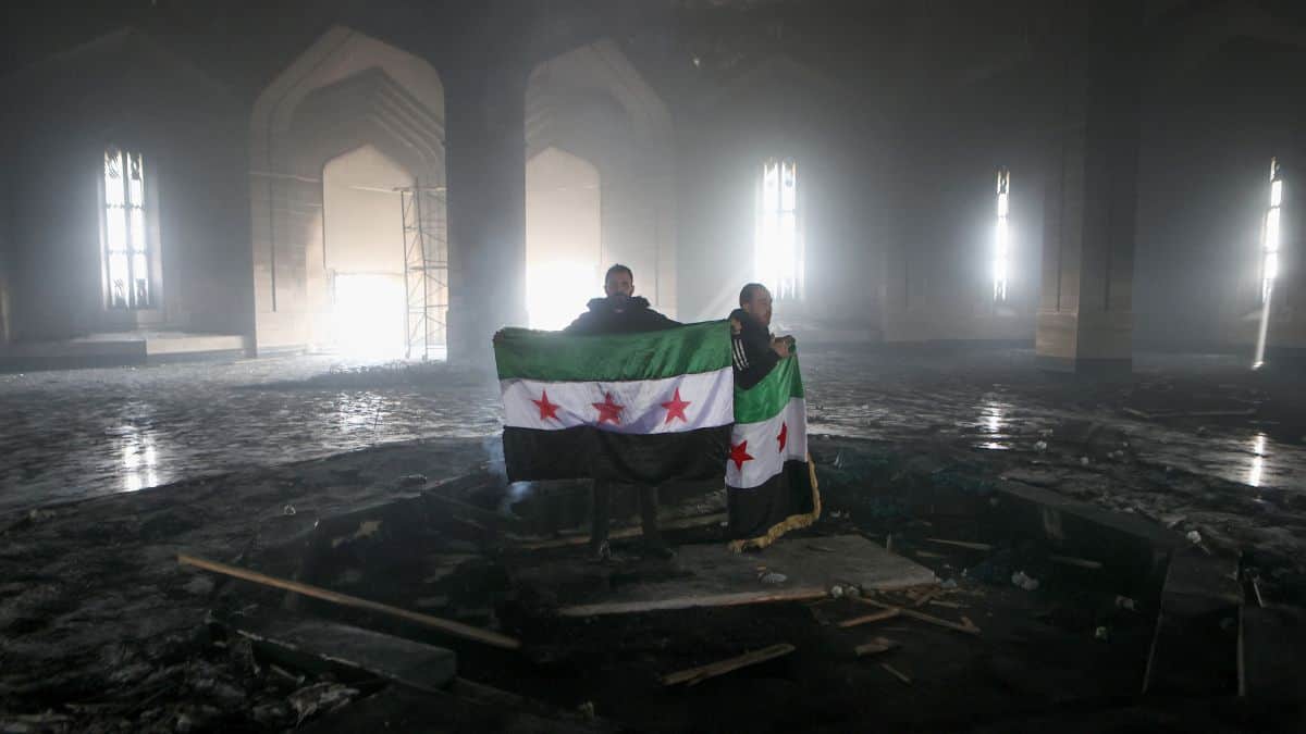 Syrian rebels set fire to tomb of Assad's father Hafez in hometown ...