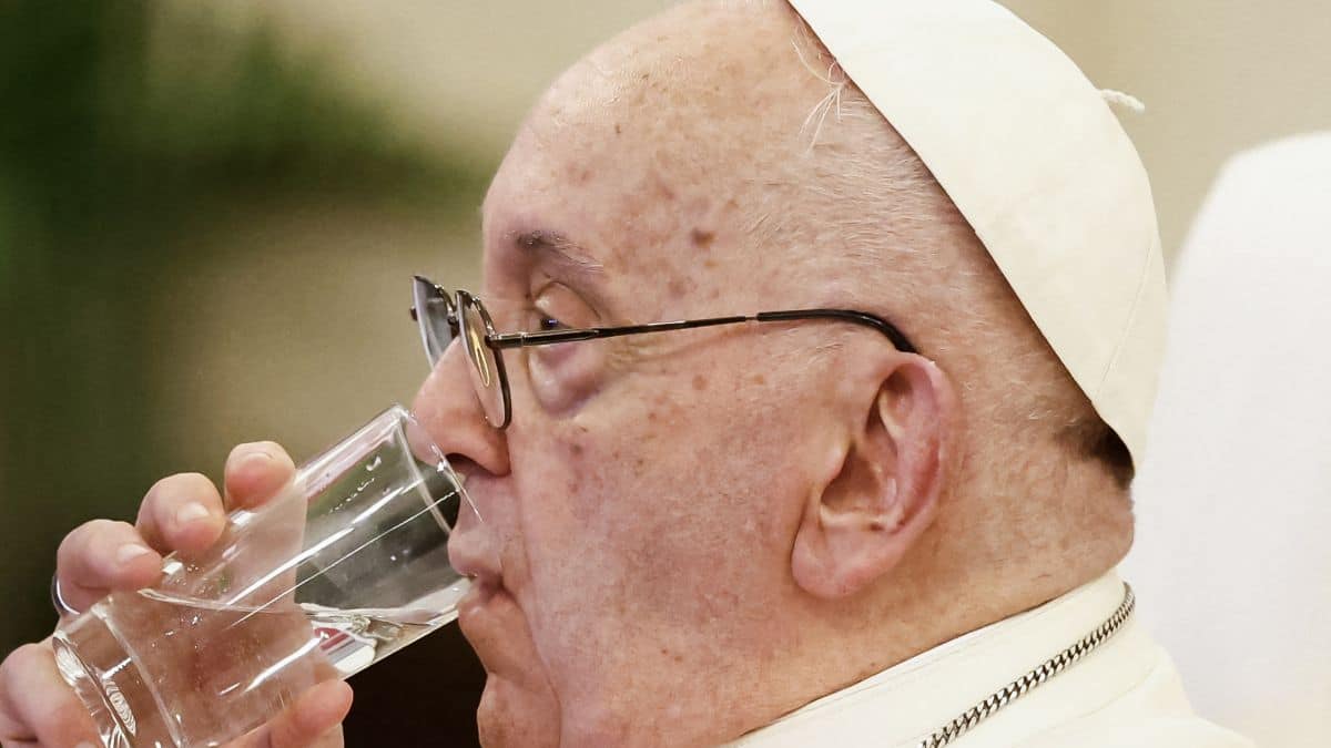 Pope Francis has pneumonia in both lungs after ‘polymicrobial infection ...