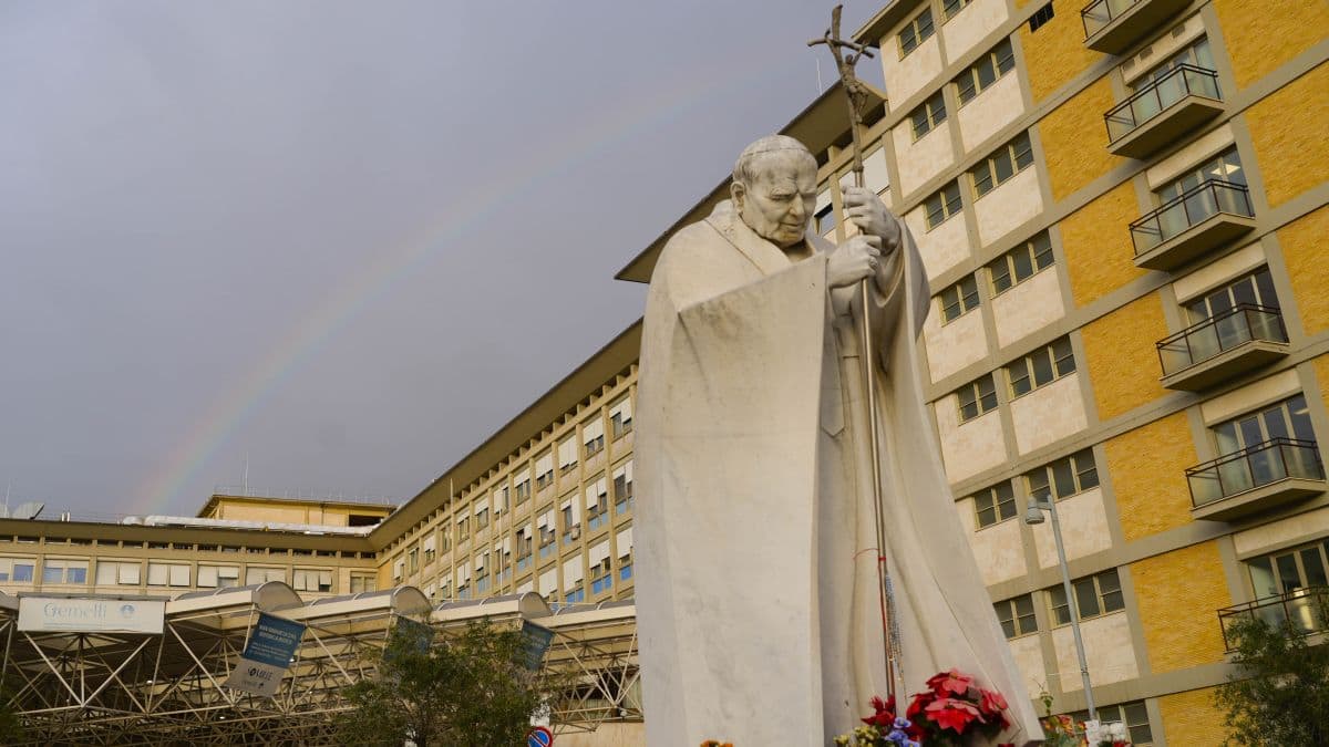 Pope Francis has pneumonia in both lungs after ‘polymicrobial infection ...