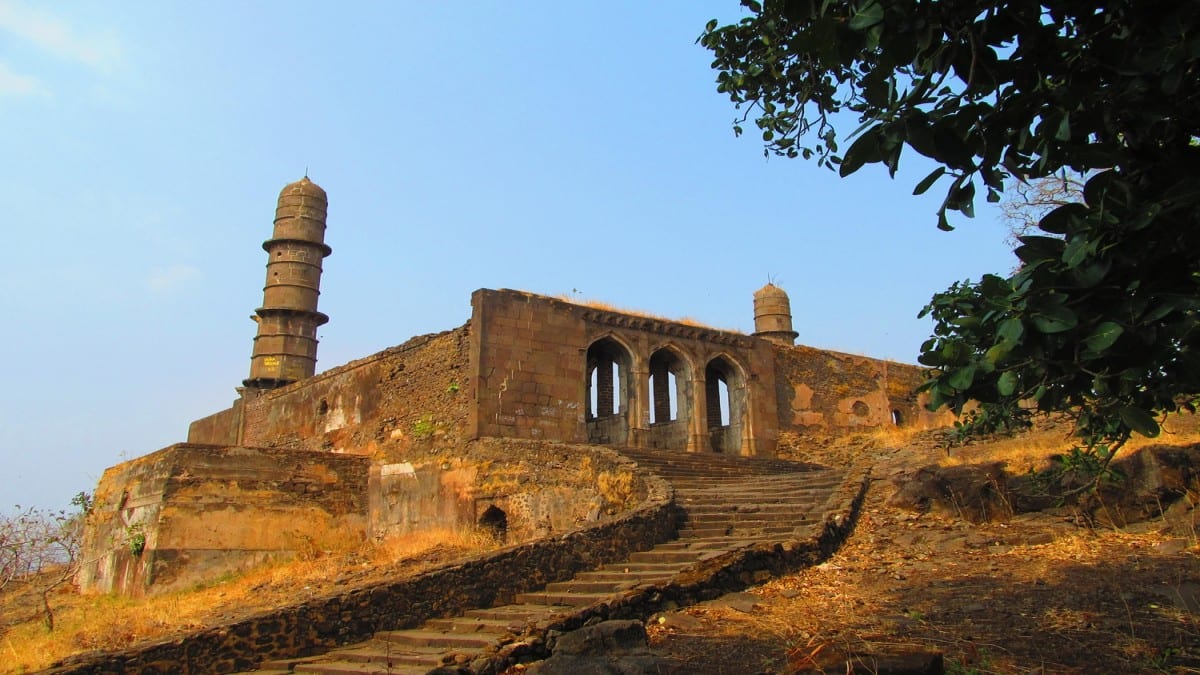 Asirgarh fort: A Bollywood spark and the myth of Maratha treasure ...