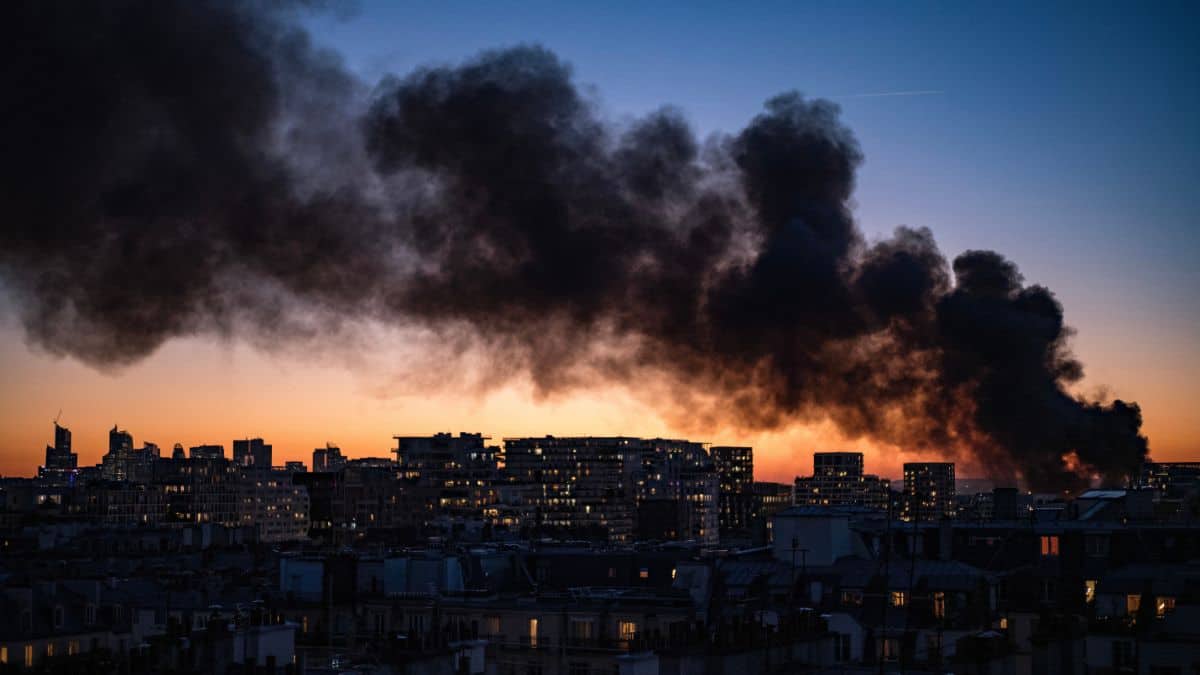 Watch | Massive fire in France’s Paris, 200 firefighters battle inferno ...