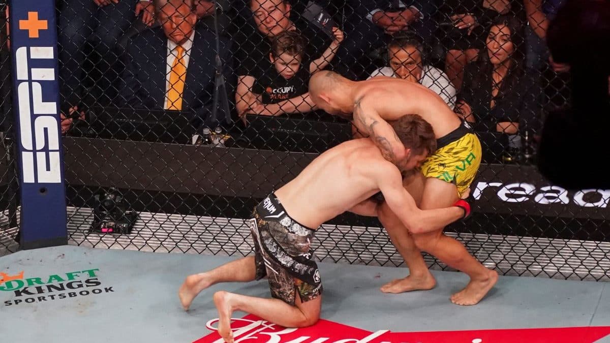 Donald Trump receives standing ovation as he enters UFC 314 event in ...