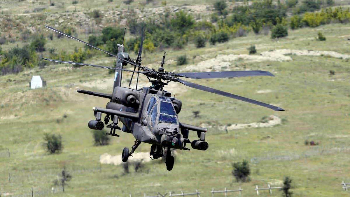 Indian Army takes delivery of first batch of Apache attack helicopters ...