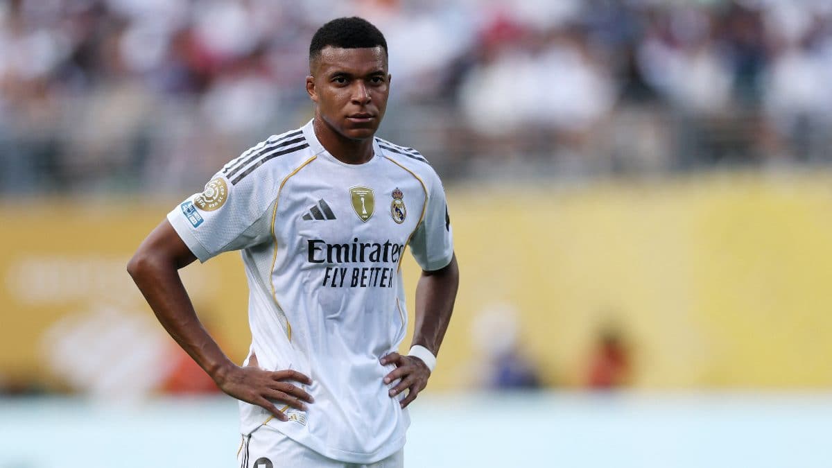 Kylian Mbappe officially handed the elusive No.10 jersey at Real Madrid ...