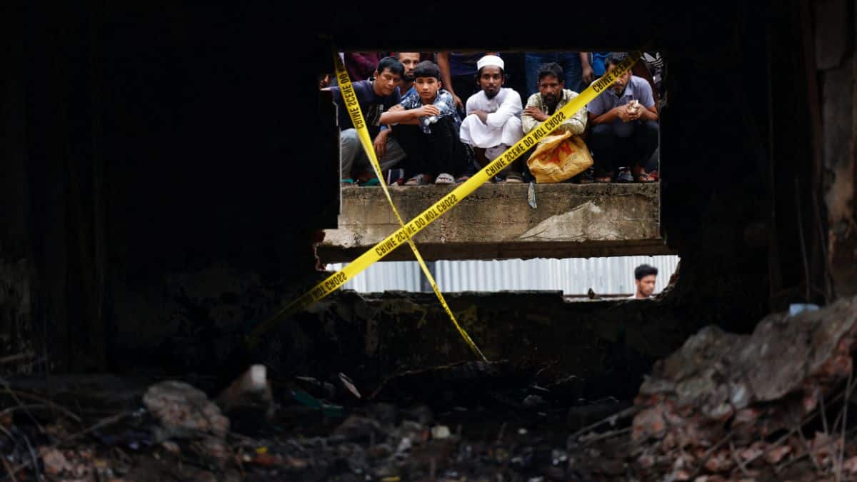 What caused the Bangladesh air force plane to crash at Dhaka school?