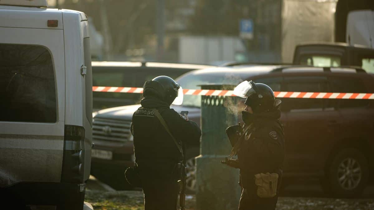 Russian policemen killed in blast in Moscow, Ukraine calls it justice ...
