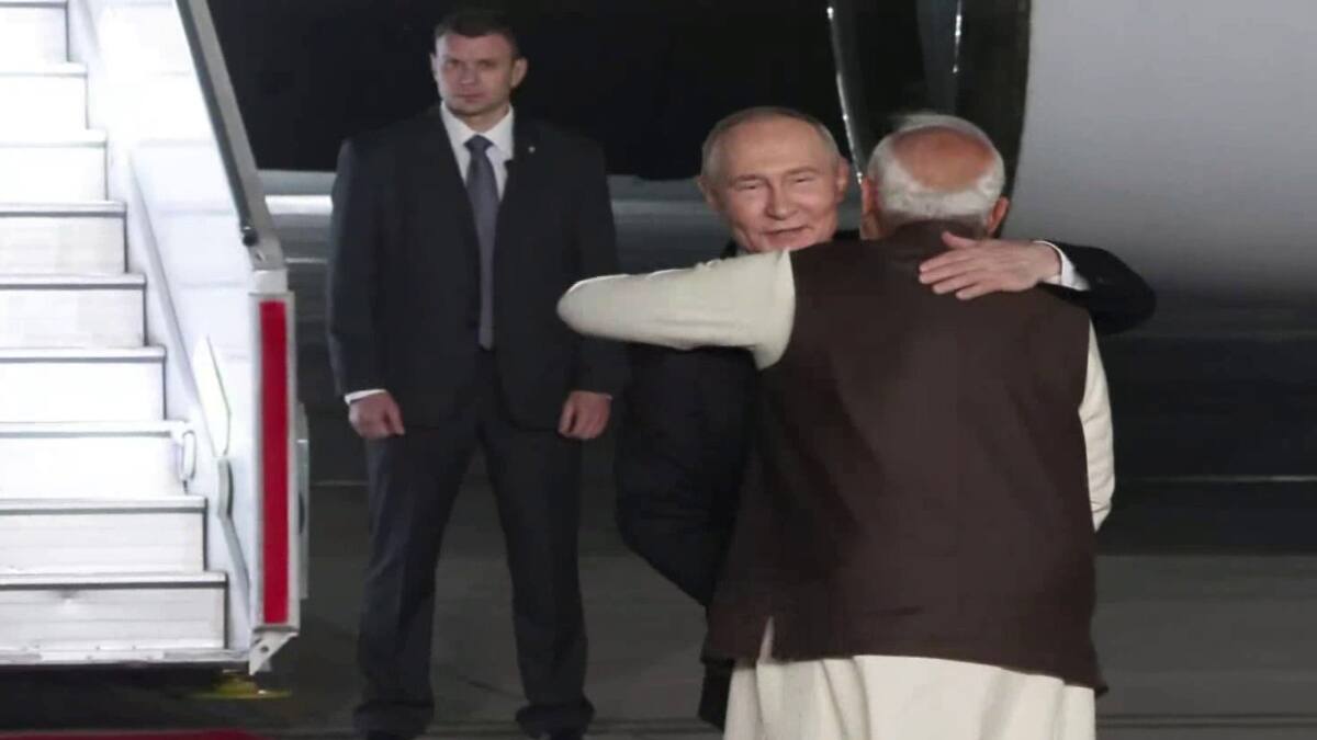 WATCH: PM Modi receives President Putin at Delhi airport, both leaders ...