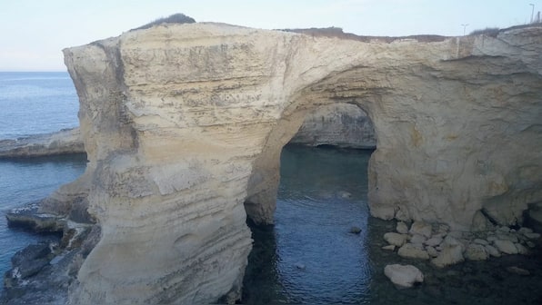 Climate‑fueled storms blamed as Lovers’ Arch collapses on Valentine’s ...