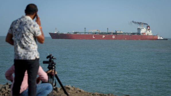 11 India-bound vessels cross Hormuz since Iran-US MoU, 10 Indian ships ...