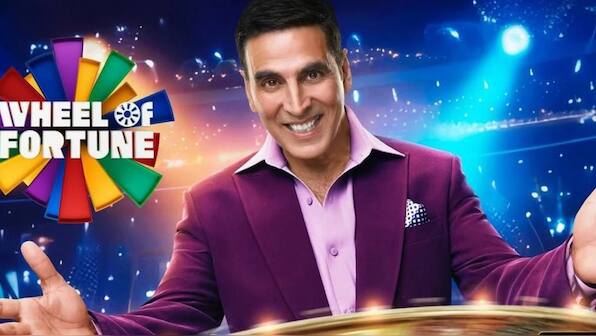 Akshay Kumar recreates his 'Bhagam Bhaag' meme on his show 'Wheel Of ...