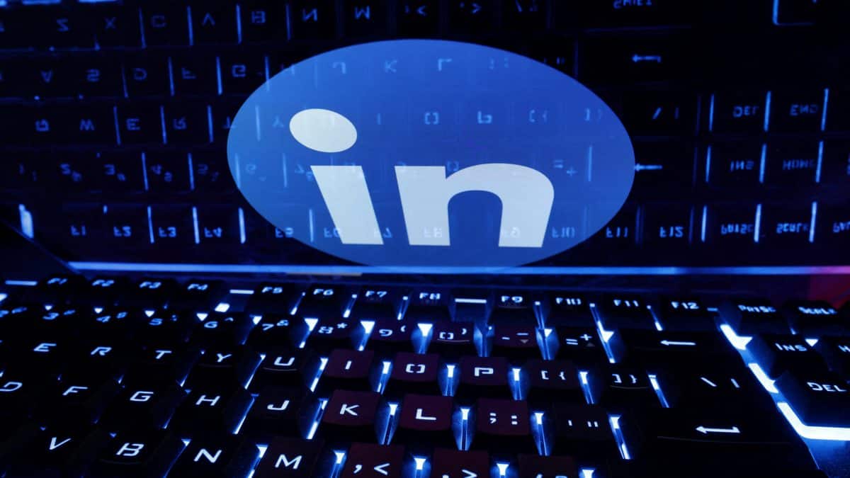 LinkedIn data records a 20% fall in hiring, finds no AI impact yet ...