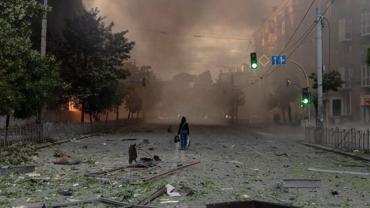 Russia confirms Oreshnik hypersonic missile strike on Ukraine as France ...