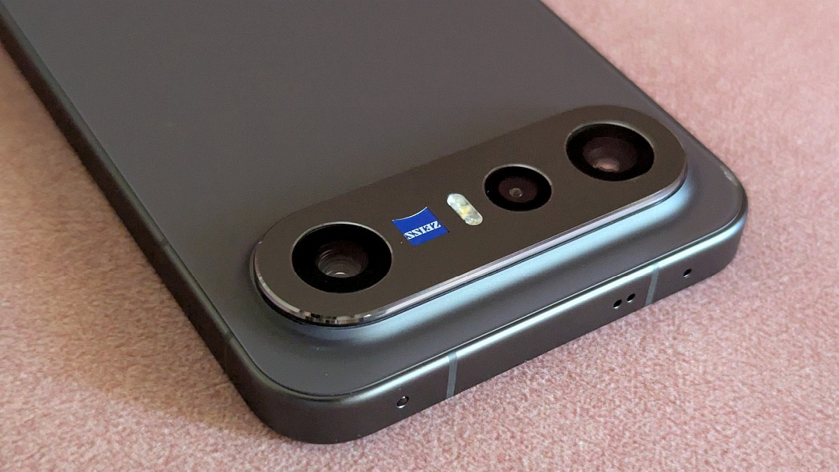 Vivo X300 FE Review: A good all-round phone possibly released at a bad ...