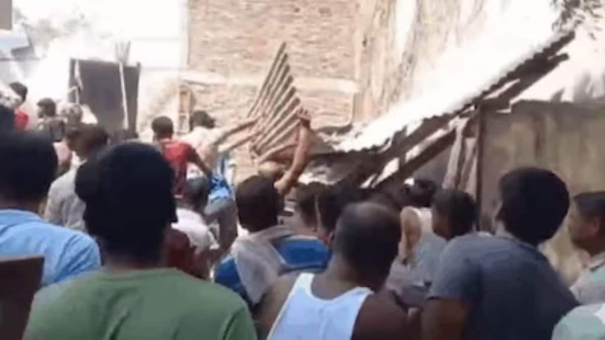 Delhi: Building collapses after explosion in Burari, rescue underway ...