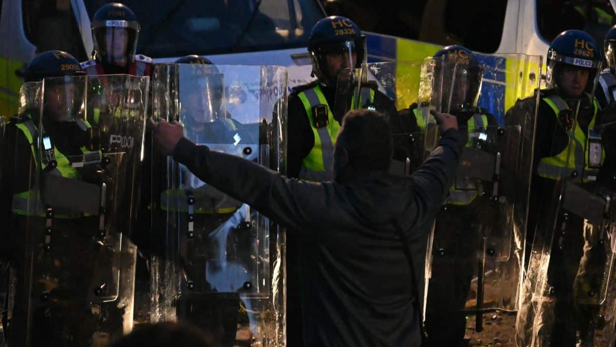 'Time for serious work, not rage': Starmer condemns unrest over police ...