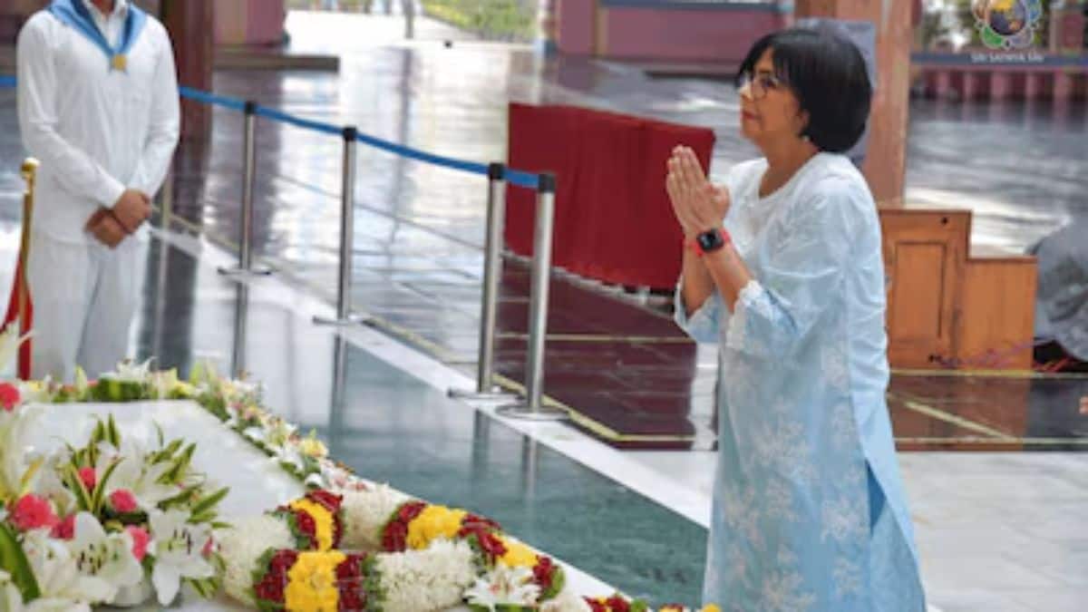 Venezuela's acting President Delcy Rodríguez offers prayers at Sri ...