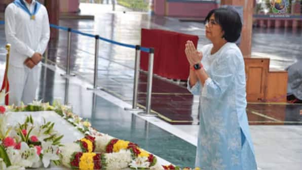 Venezuela's acting President Delcy Rodríguez offers prayers at Sri ...