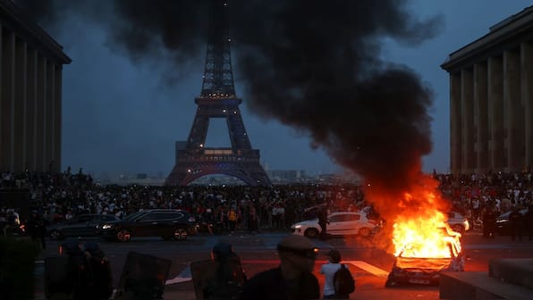 Fact-check: Did protesters set fire to the Eiffel Tower in Paris amid ...