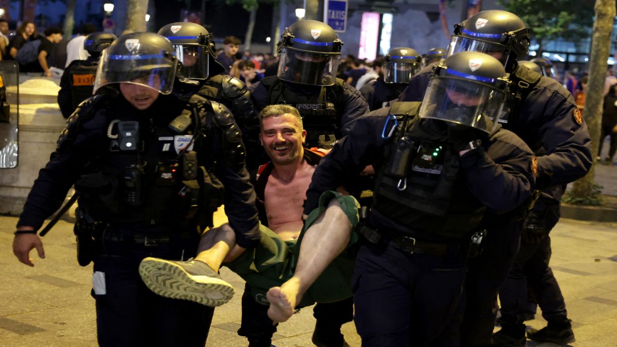 Fact-check: Did protesters set fire to the Eiffel Tower in Paris amid ...