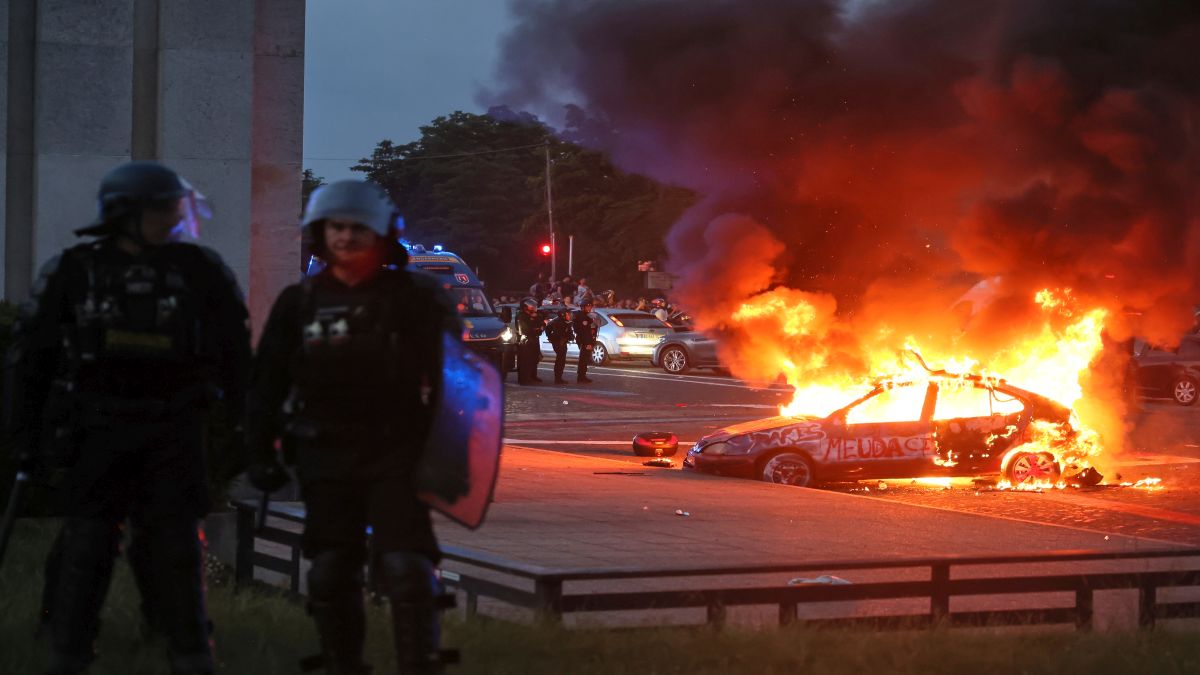 Fact-check: Did protesters set fire to the Eiffel Tower in Paris amid ...