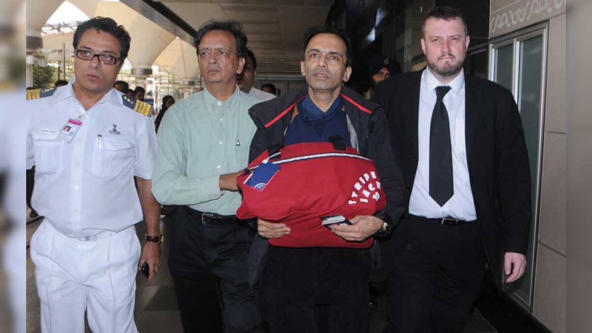 Dev Anand's son arrives in Mumbai with his father's "Asthi" – Firstpost