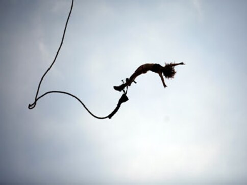 Australian woman survives terrifying fall after bungee cord snaps-Fwire ...